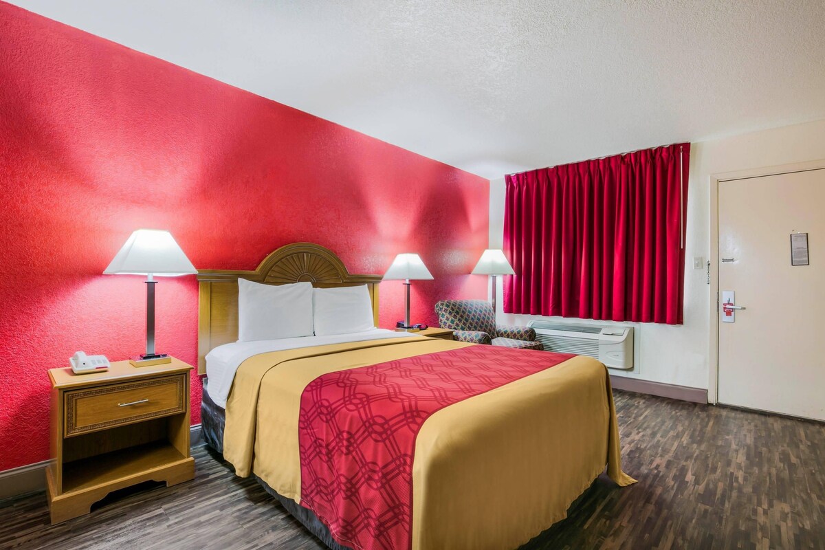 Quarto Standard, 1 cama queen-size, não fumadores | Secretária, ferro/tábua de engomar, berços/camas para crianças grátis 