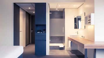 Frigobar, cofres nos quartos, escrivaninha, cortinas blackout