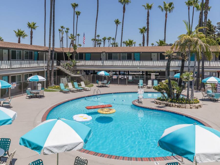 Piscina exterior, da(s) 8:00 à(s) 22:00, guarda-sóis, espreguiçadeiras