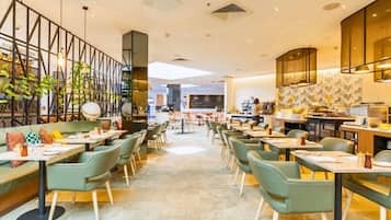 Interior moderno de restaurante com mesas e cadeiras altas, área de bar e vista para a rua.