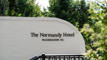 Um edifício branco com a inscrição "The Normandy Hotel" e "Washington DC".