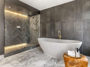 Suite Presidencial, 1 cama king-size | Casa de banho | Um polibã, produtos de higiene exclusivos, um secador de cabelo 