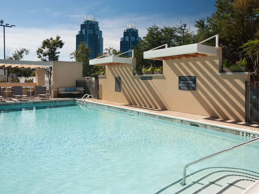 Piscina externa sazonal, funciona das 6h às 22h, espreguiçadeiras