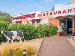 Almoços, jantares servidos, cozinha francesa, com vista para a piscina 