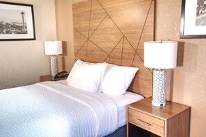 Quarto, 1 cama queen-size, não fumadores | Secretária, cortinas/cortinados opacos, ferro/tábua de engomar 