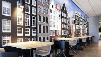 Almoços e jantares servidos, incluindo cozinha internacional