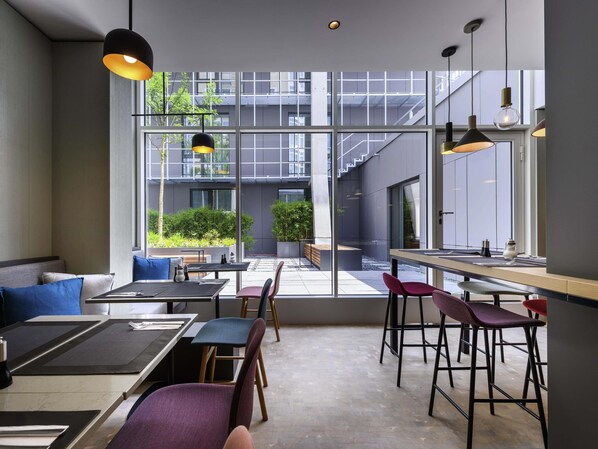 Café da manhã com buffet todos os dias (EUR 22 por pessoa)