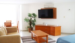 Quarto júnior | Escrivaninha, espaço de trabalho para notebook, cortinas blackout