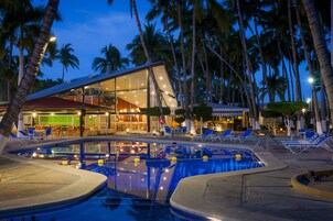 Piscina externa, funciona das 9h às 21h, guarda-sóis, espreguiçadeiras