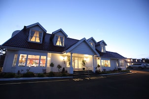 Fachada da propriedade à noite