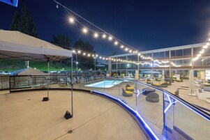 Piscina exterior, toldos gratuitos, guarda-sóis 