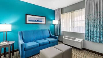 Suite, várias camas, não fumadores, cozinha (2 Queen Beds, 1 Sofa Bed) | Secretária, ferro/tábua de engomar, Wi-fi grátis