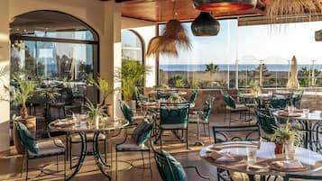 2 restaurantes, pequenos-almoços servidos, cozinha italiana