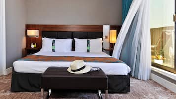 Suite, 2 quartos (1 King & 2 Single Beds) | Roupa de alta qualidade, minibar, cofre com capacidade para portátil