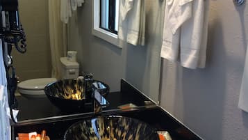 Quarto standard, 2 camas de casal | Pia do banheiro