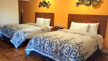 Roupas de cama premium, escrivaninha, cortinas blackout