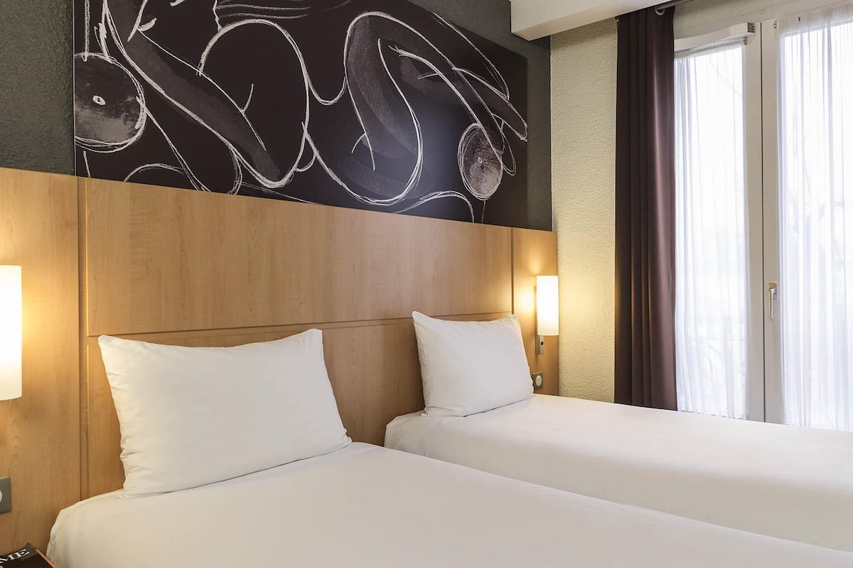 Quarto standard, 2 camas de solteiro | Escrivaninha, cortinas blackout, quartos à prova de som