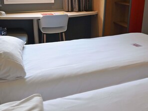 Roupas de cama premium, escrivaninha, cortinas blackout