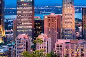 Paisagem urbana com edifícios altos, incluindo um hotel com um logotipo 'S' bem visível.