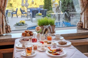 Café da manhã com buffet todos os dias (EUR 23 por pessoa) 