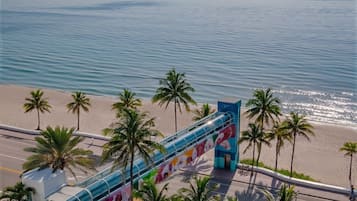 Na praia, espreguiçadeiras, guarda-sóis, toalhas de praia