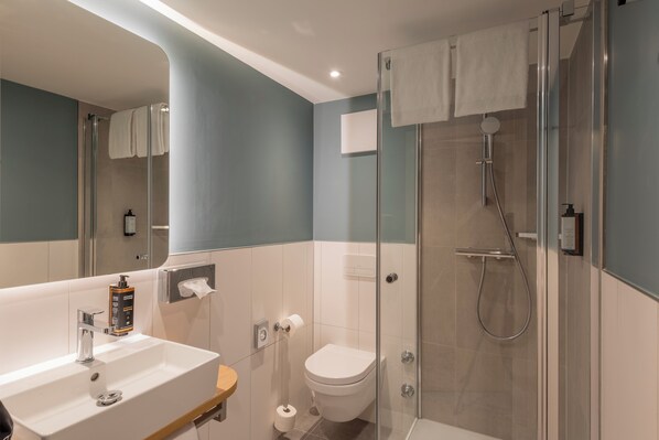 Quarto standard, 1 cama Queen | Banheiro | Chuveiro com efeito de chuva, produtos de toalete biodegradáveis