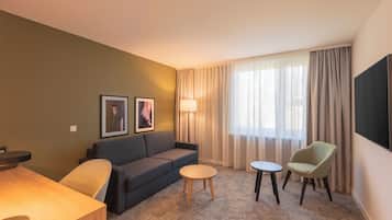 Suite Júnior, 1 cama king-size e sofá-cama | Sala de estar | TV de ecrã plano