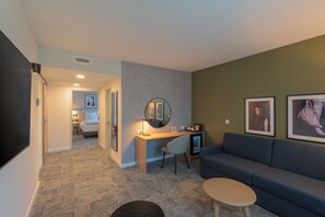 Suite Júnior, 1 cama king-size e sofá-cama | Sala de estar | TV de ecrã plano 