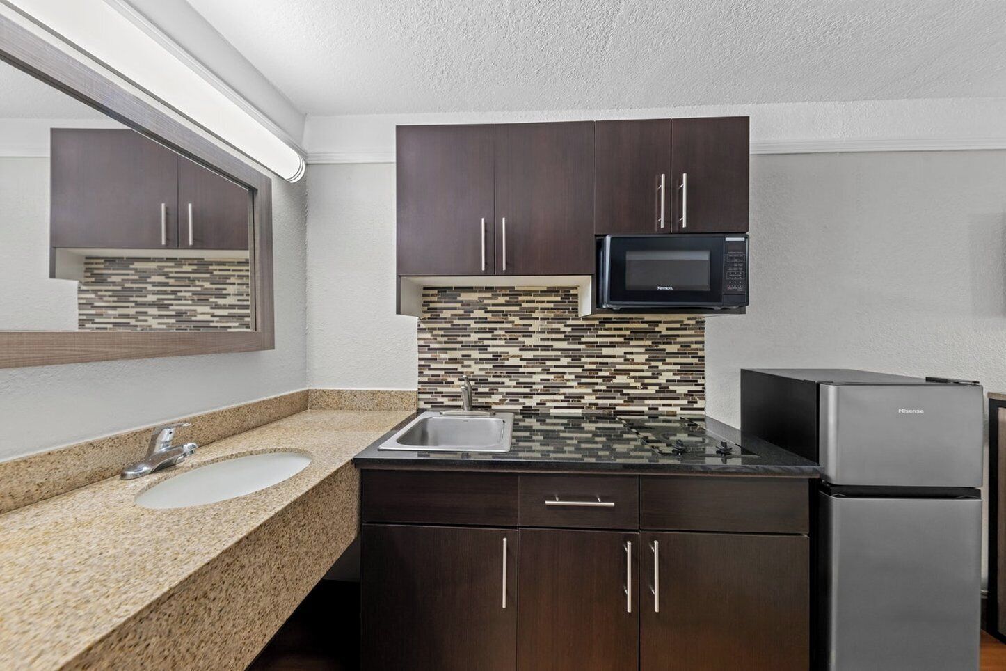 Secretária, cortinas/cortinados opacos, ferro/tábua de engomar 