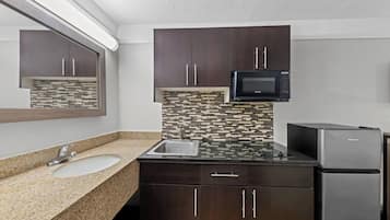 Secretária, cortinas/cortinados opacos, ferro/tábua de engomar