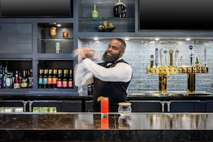 2 restaurantes: servem pequenos-almoços, almoços e jantares