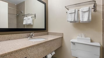 Uma combinação polibã/banheira, artigos de higiene pessoal grátis