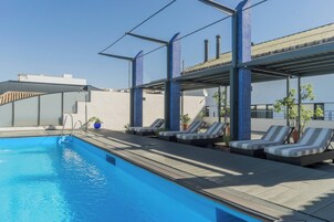 Piscina exterior, guarda-sóis 