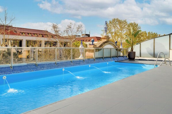 Piscina exterior, guarda-sóis 
