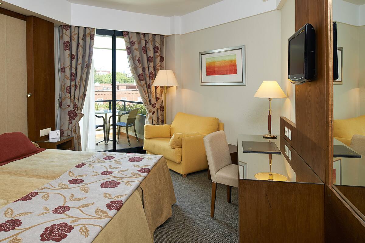 Quarto casal (with extra bed) | Frigobar, cofres nos quartos, escrivaninha, quartos à prova de som