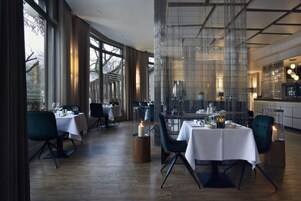 Pequenos-almoços, almoços, jantares servidos, com vista para o jardim 