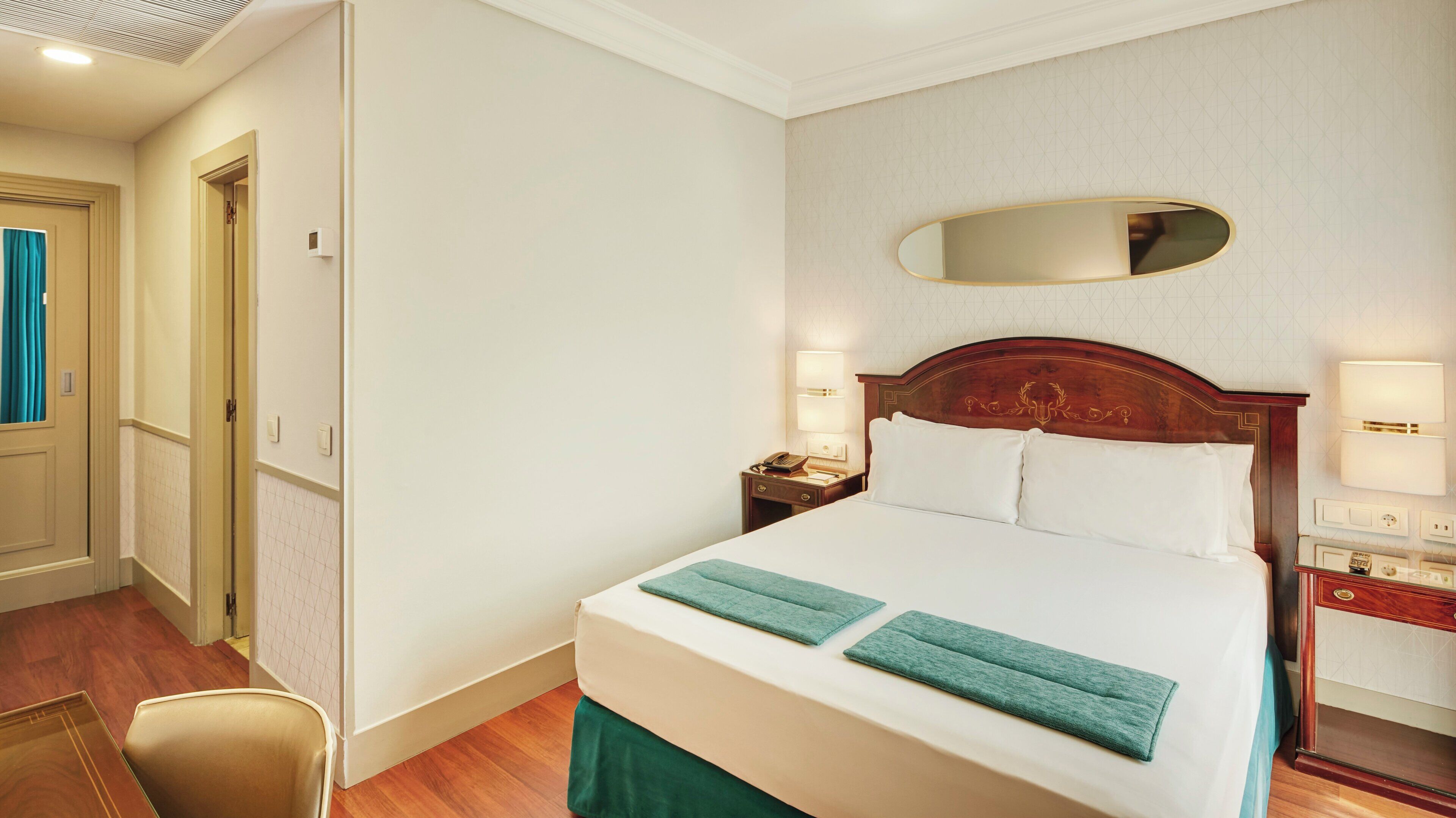 Quarto Clássico com Cama de Casal (Exterior) | Roupa de alta qualidade, edredões de penas 