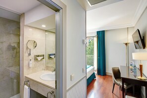 Quarto Clássico com Cama de Casal (Exterior) | Casa de banho | Artigos de higiene pessoal grátis, um secador de cabelo, um bidé 