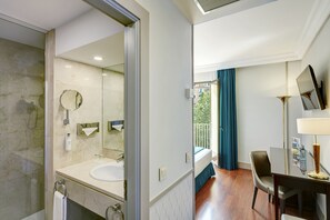 Quarto Clássico com Cama de Casal (Exterior) | Roupa de alta qualidade, edredões de penas 