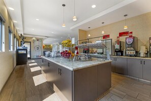 Café da manhã para viagem grátis todos os dias