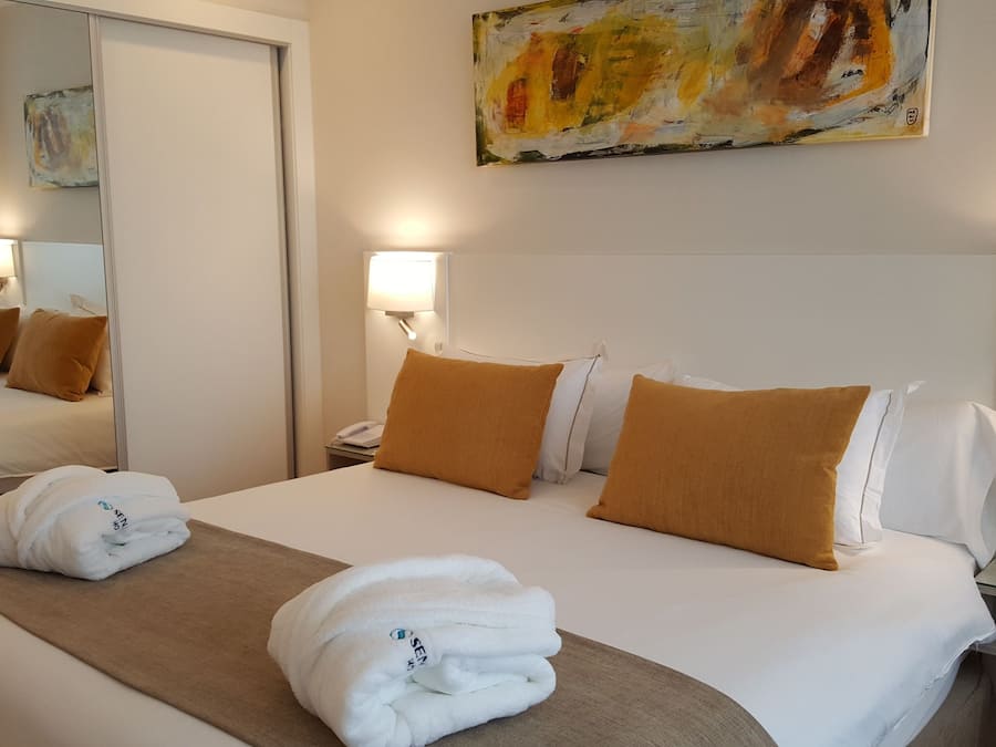 Quarto casal executivo | Escrivaninha, quartos à prova de som, ferros/tábuas de passar roupa