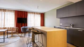 King Deluxe Family Room | Cozinha privada | São fornecidos artigos de higiene pessoal ecológicos