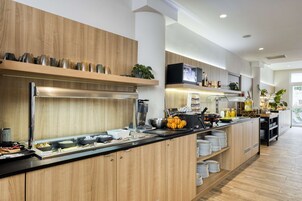 Pequeno-almoço tipo buffet diário mediante uma taxa