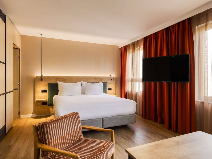Roupas de cama premium, edredons de pluma, frigobar, cofres nos quartos