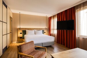 Roupa de alta qualidade, edredões de penas, minibar, cofre no quarto