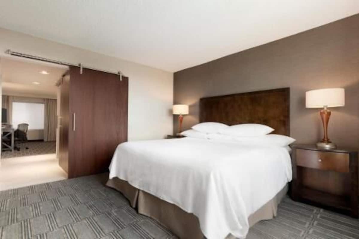 1 quarto, cofres nos quartos, escrivaninha