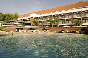 Piscina externa, guarda-sóis, espreguiçadeiras