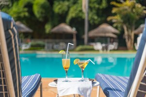 Piscina exterior, guarda-sóis, espreguiçadeiras 