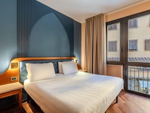 Quarto Twin, Vista para a cidade | Roupa hipoalergénica, minibar, cofre no quarto, secretária 