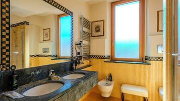 Suite | Casa de banho | Artigos de higiene pessoal grátis, um secador de cabelo, chinelos